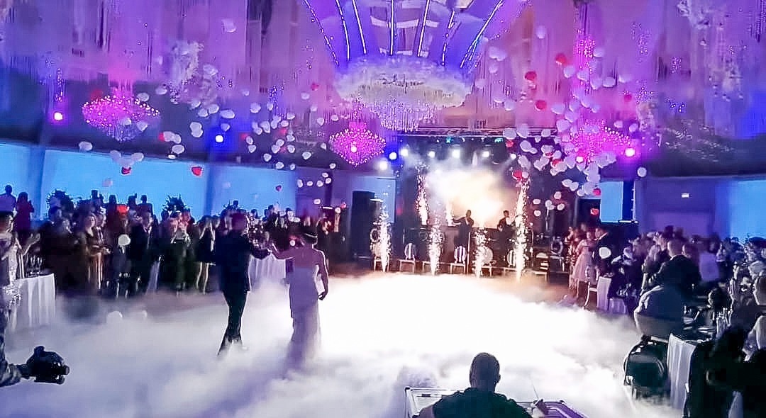 Baloanele Explozive: O Alegere Unică și Spectaculoasă pentru Nunta sau ...